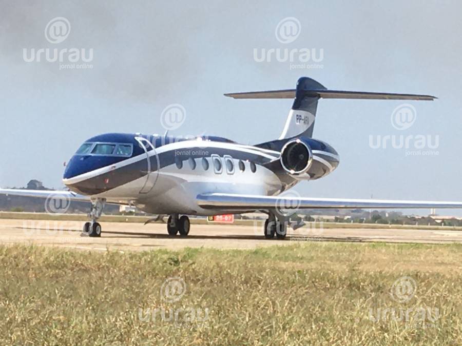Jato de luxo chama atenção no aeroporto Bartolomeu Lisandro, em Campos ...