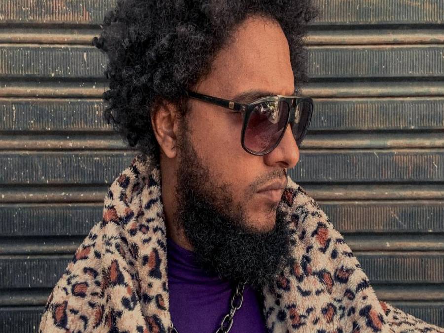Poeta e músico Giu de Souza apresenta show 'Live Antro' neste sábado no ...