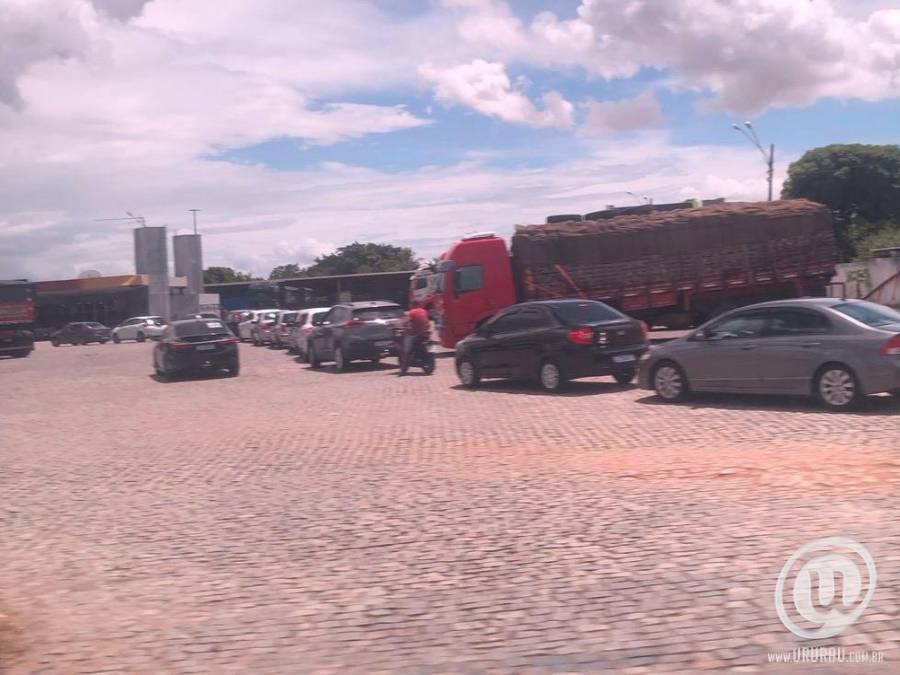 Primeiro dia de carnaval é marcado por fila em postos de gasolina ...