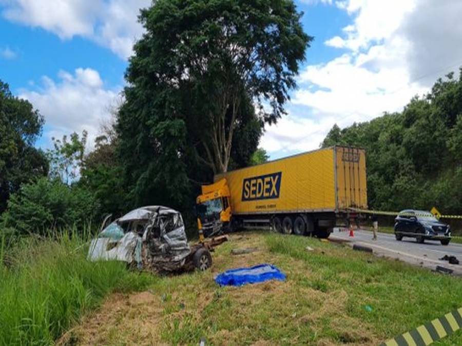 Acidente entre carreta dos Correios e caminhonete deixa um morto na BR-101 - Portal Ururau ...